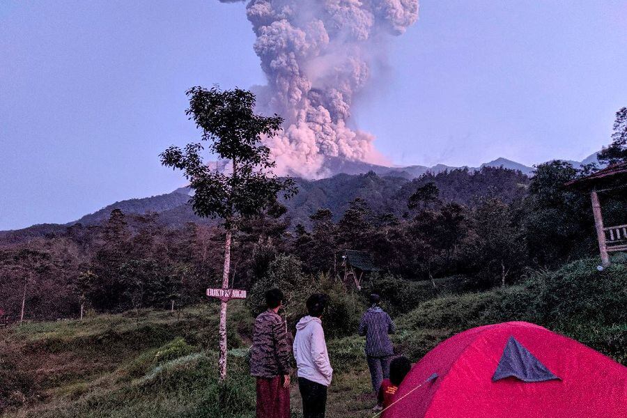 El volcán Merapi expulsa columnas de cenizas y provoca el cierre de un ...