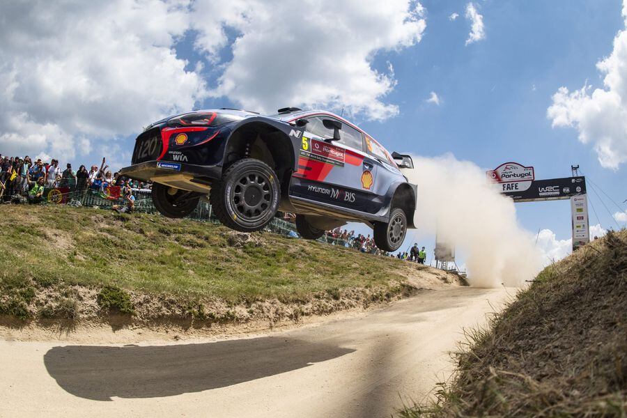 ¿Cómo saltar en un auto de rally sin que acabe en tragedia? - La Tercera