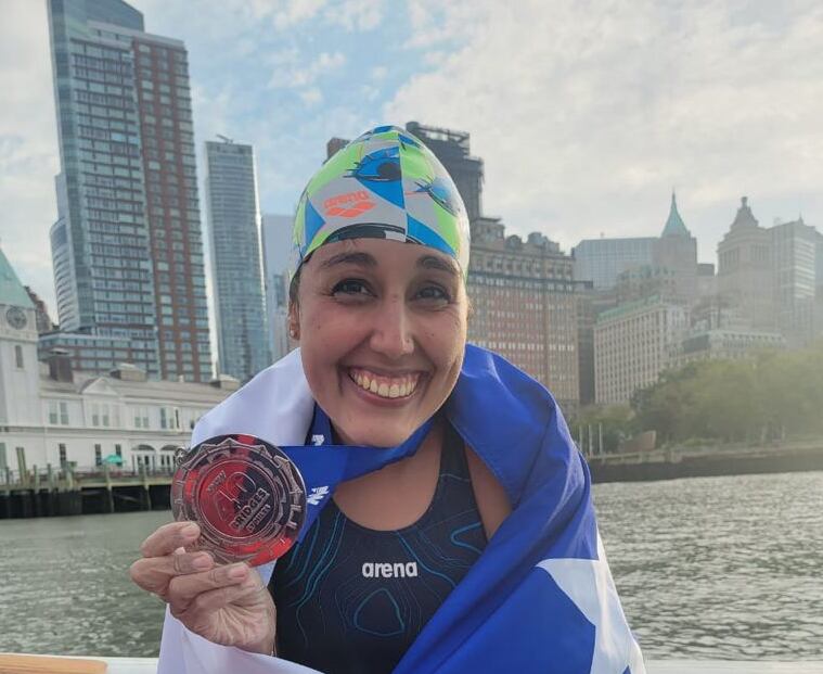 Bárbara Hernández hace historia al nadar dos vueltas alrededor de la ...