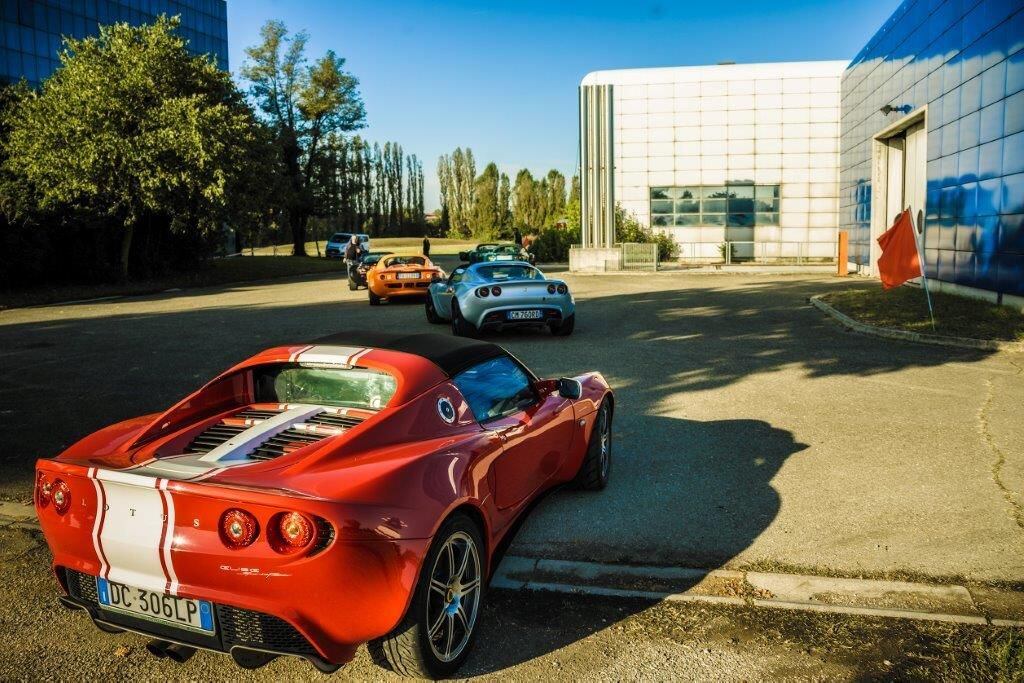 Bugatti y Lotus reunidos en La Fabbrica Blu de Módena - La Tercera