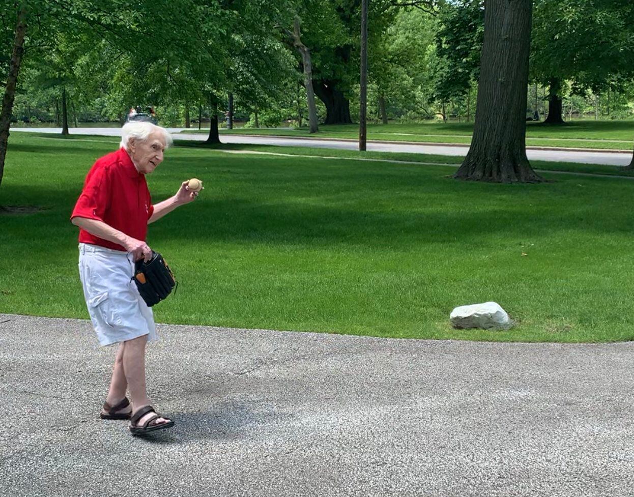 Cómo vivir más, según el doctor más longevo del mundo - La Tercera