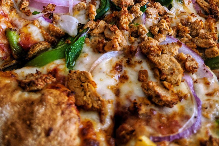 Pizza con carne y cebolla - La Tercera