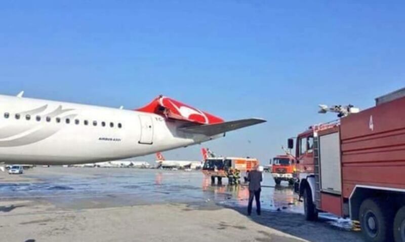 Momento exacto en que dos aviones chocan en la pista del aeropuerto de Estambul - La Tercera