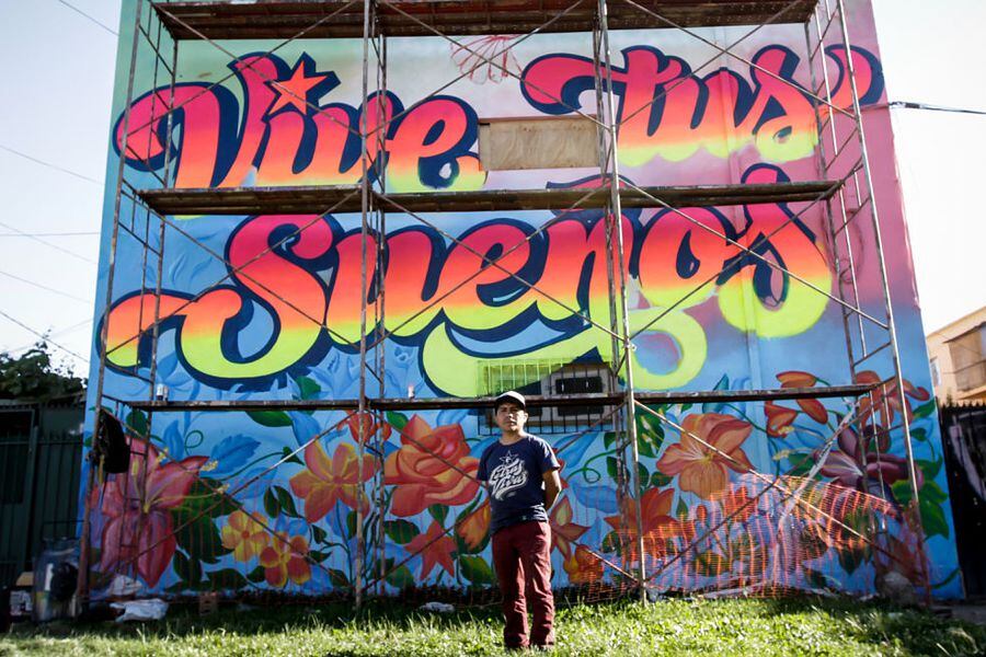 El peruano Elliot Tupac pinta mural en San Miguel - La Tercera