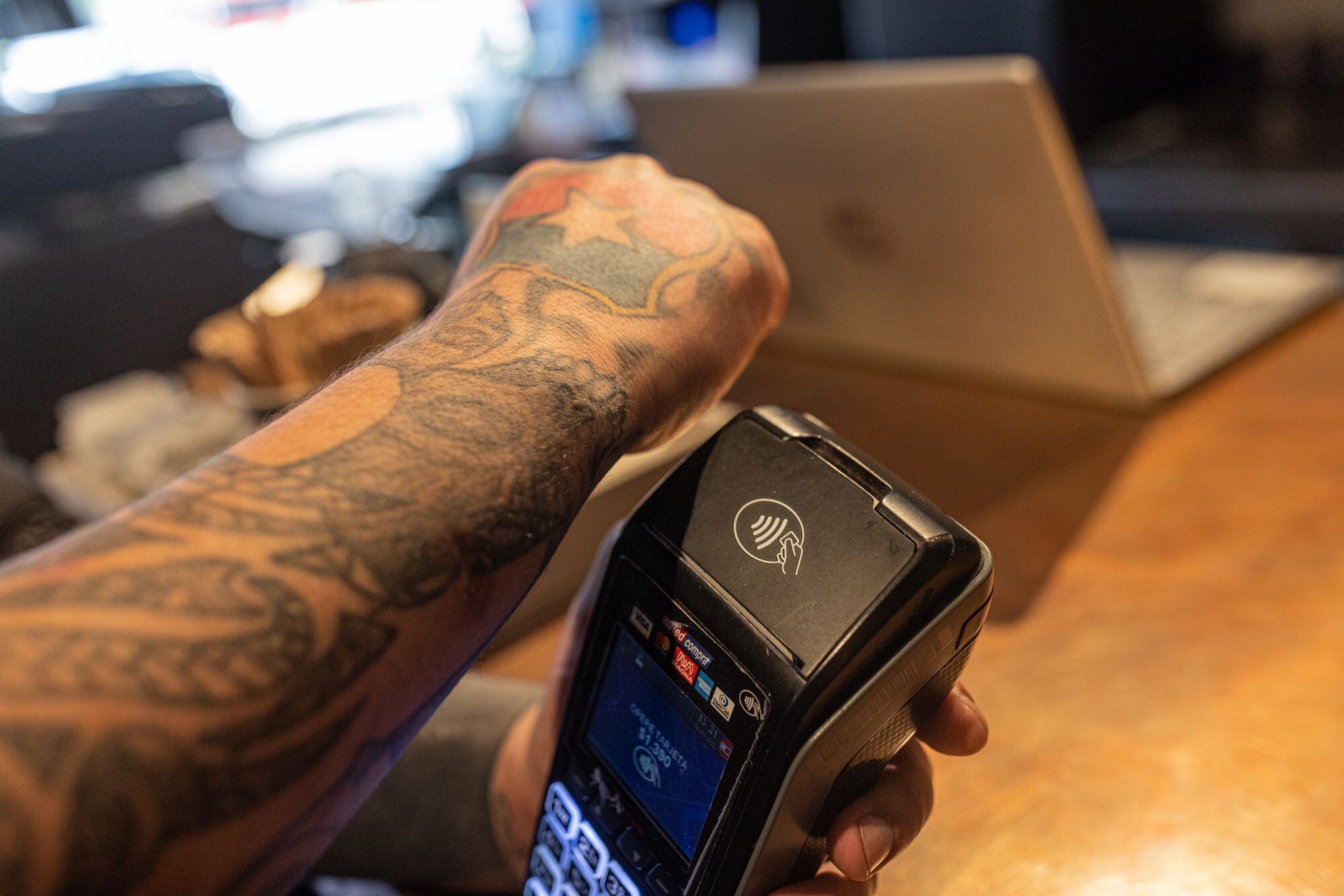 El implante que permitiría pagar cuentas con un chip bajo la piel - La ...