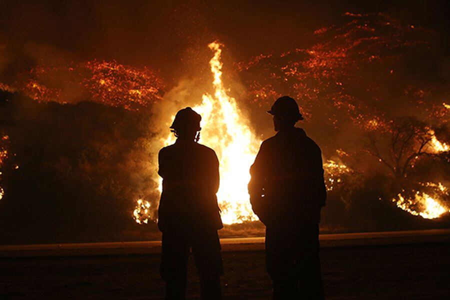 Fuertes vientos avivan incendios en California y obliga a evacuar - La ... Fuertes vientos avivan incendios en California y obliga a evacuar - La ...