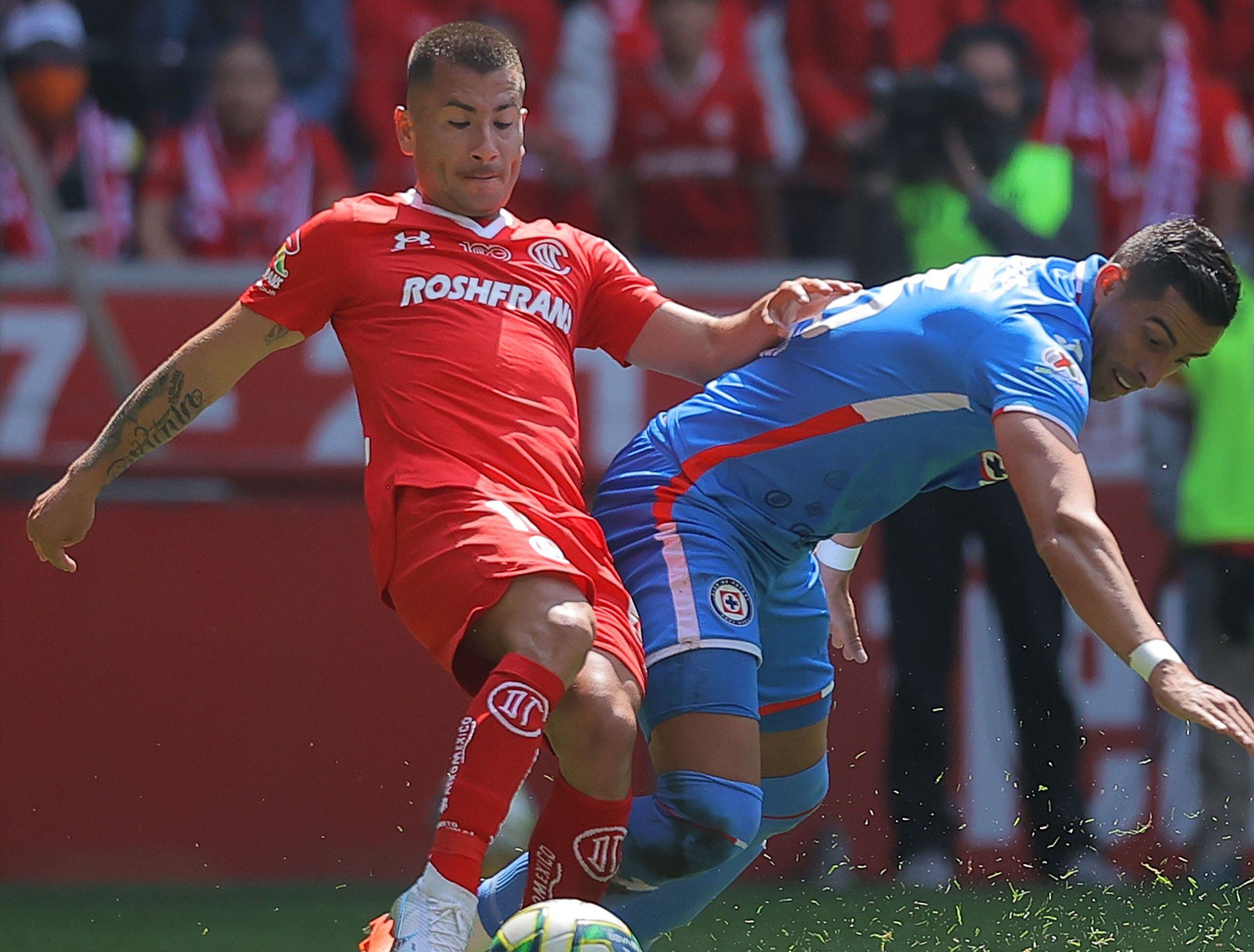 En duelo de chilenos, Toluca vence y hunde al Cruz Azul en la Liga de ...