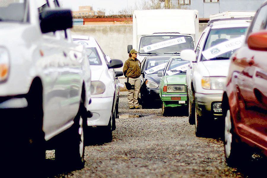Así opera la nueva cadena en los robos de autos en Santiago - La Tercera