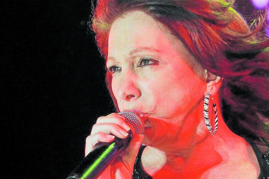 Gloria Simonetti sorprende y se une a La Noche es Nuestra de CHV - La ...