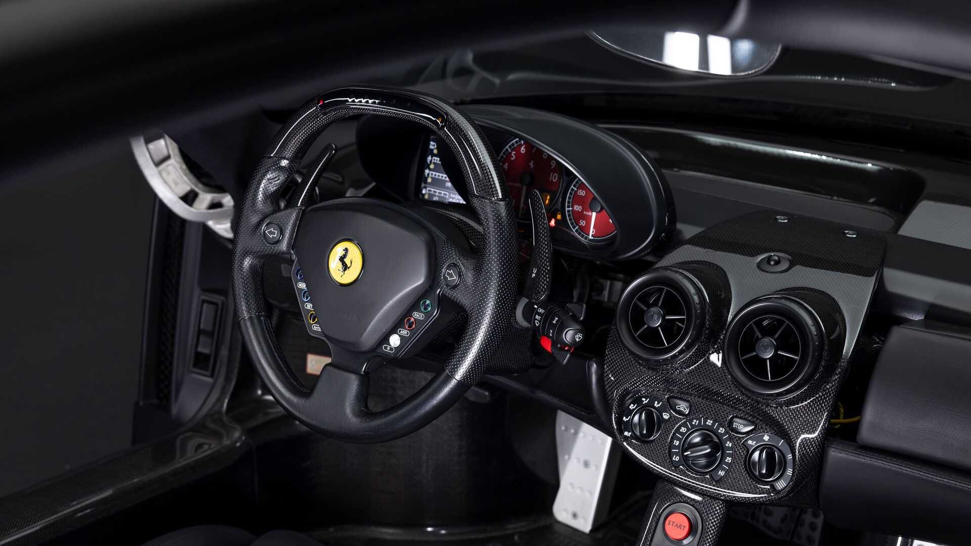 A subasta el primer Ferrari pintado en negro de la historia - La Tercera