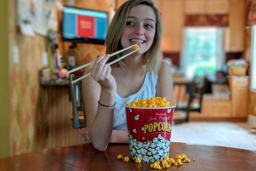 Por qué el popcorn sabe mejor si se come con palitos - La Tercera