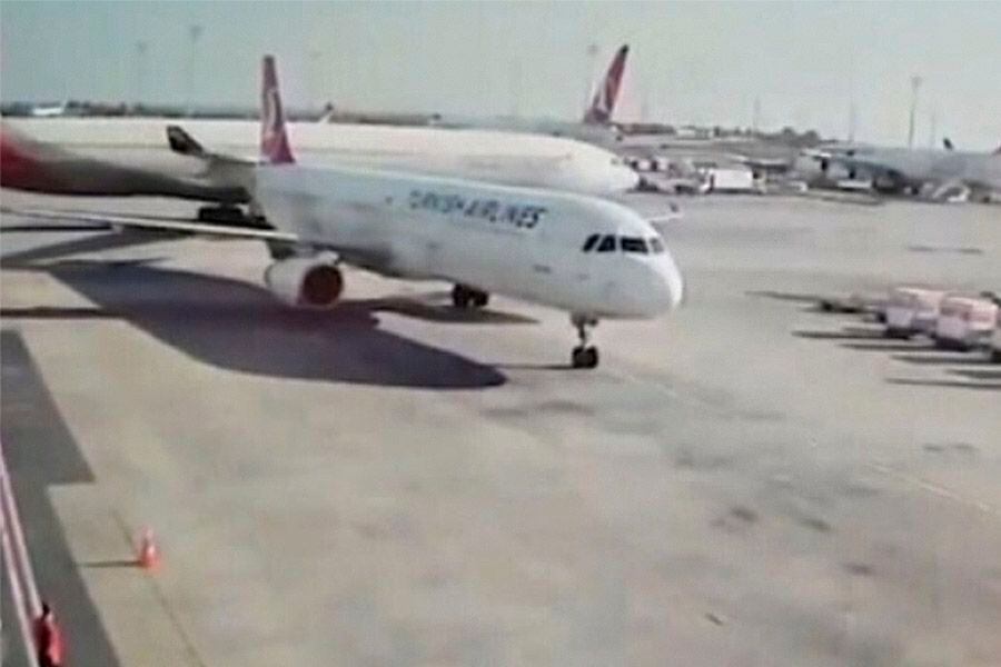 Momento exacto en que dos aviones chocan en la pista del aeropuerto de Estambul - La Tercera