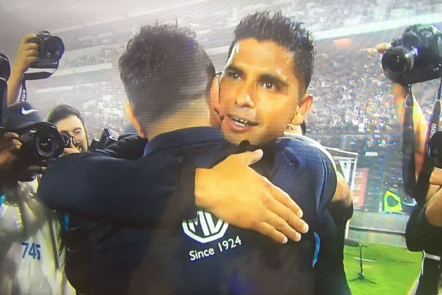 El abrazo que selló el reencuentro entre Tito Tapia y Miguel Riffo - La ...