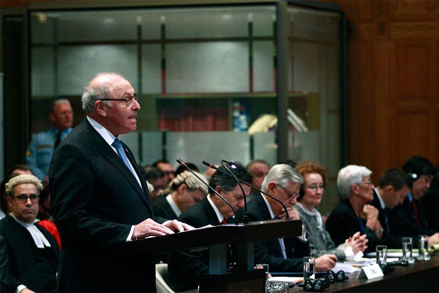 Chile suma a abogados extranjeros a delegación en La Haya - La Tercera