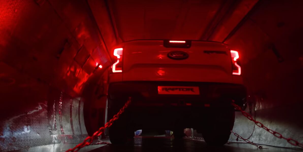 Mira como Ford lanzó una Ranger Raptor desde un avión en movimiento ...