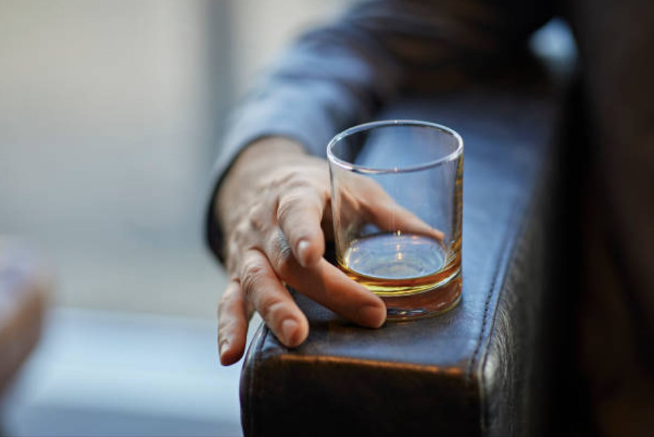 Pandemia disminuyó consumo de drogas y alcohol en Chile - La Tercera