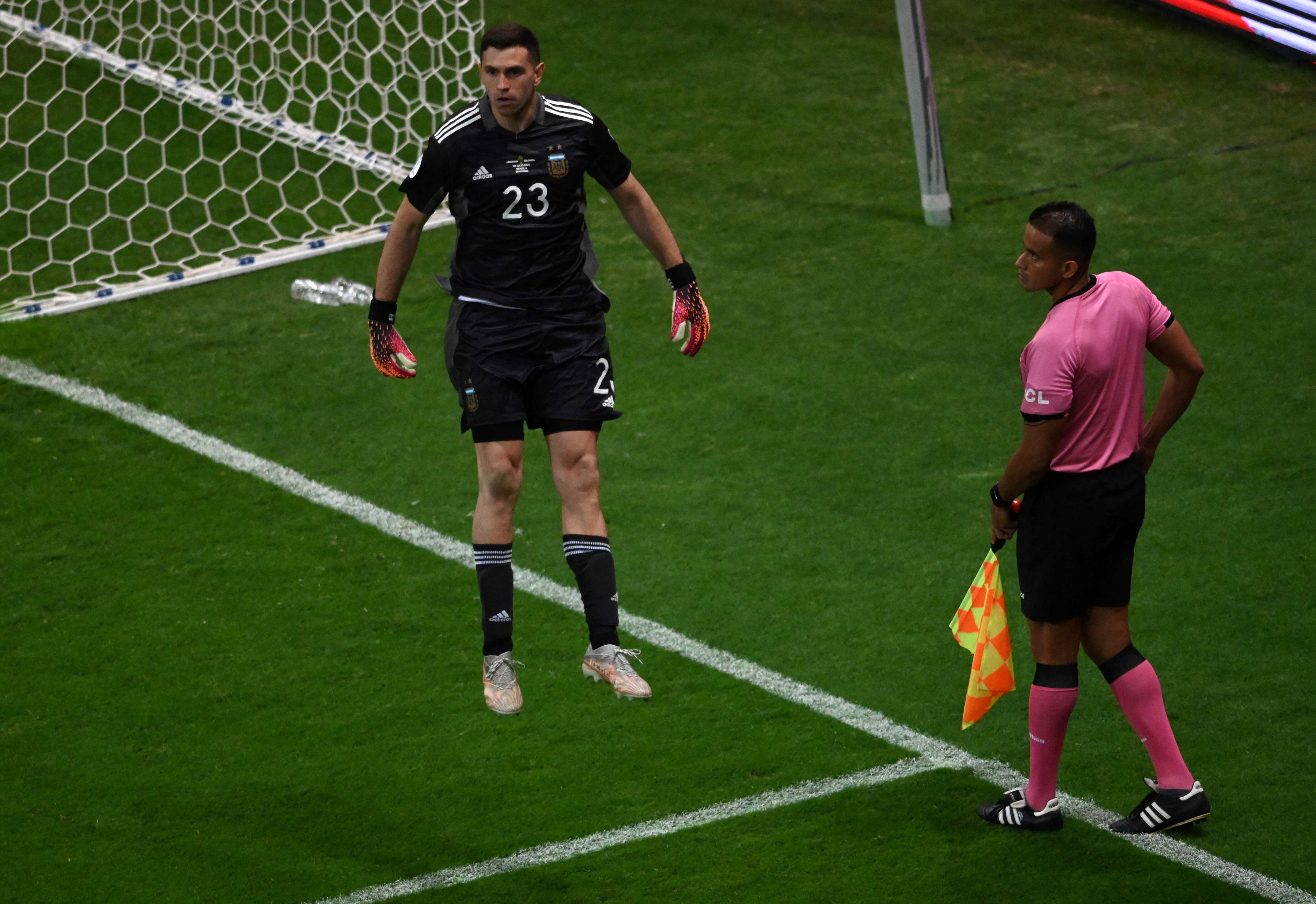 Emiliano Martínez se confiesa tras sus polémicos penales: “Le ofrecí disculpas a Yerry Mina, no ...