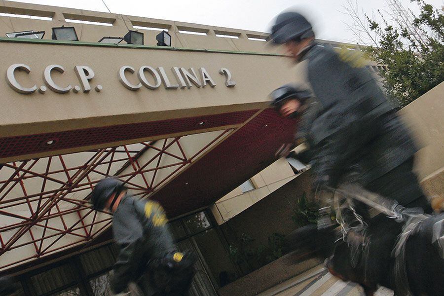 Detienen a dos gendarmes por tráfico de drogas en Colina 2 - La Tercera