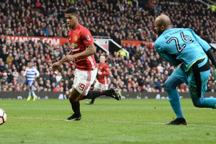 El absurdo gol que el portero de Reading le regaló a Manchester United ...