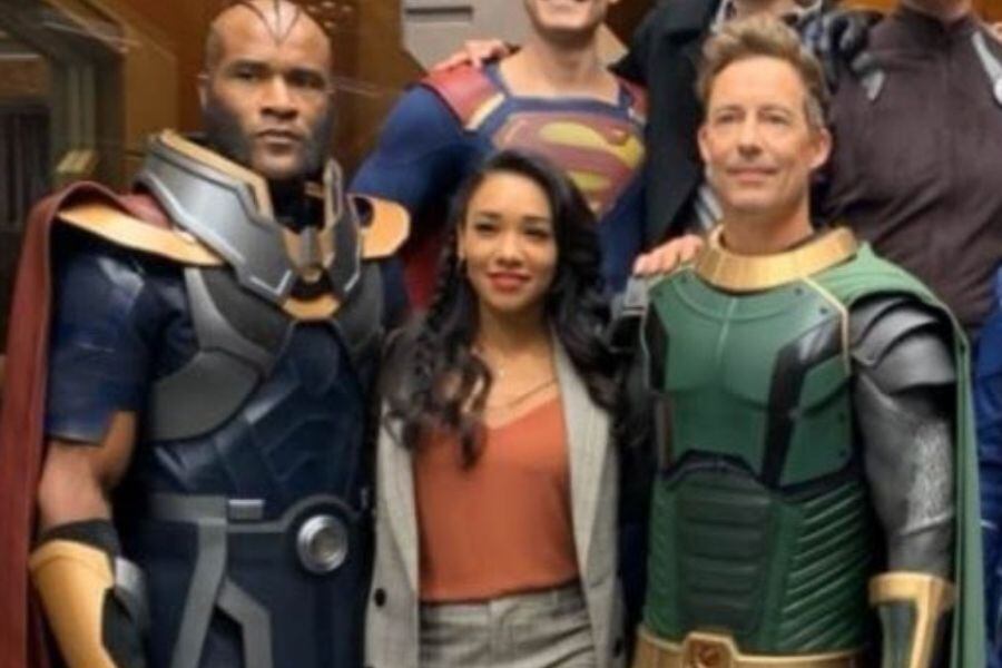 Una nueva foto grupal de la "Crisis" ofrece el primer vistazo a Pariah ...