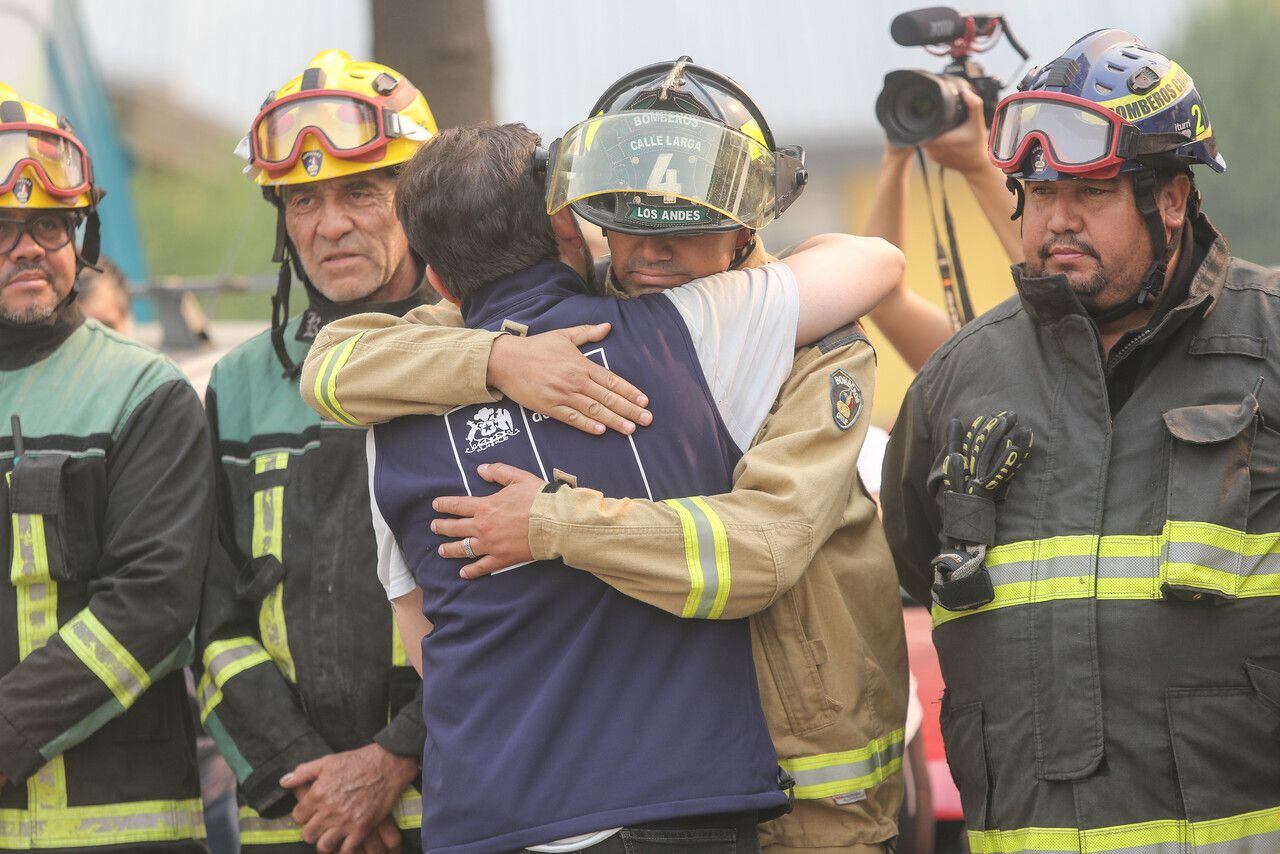 Boric anuncia aplicación de toques de queda en zonas afectadas por incendios - La Tercera