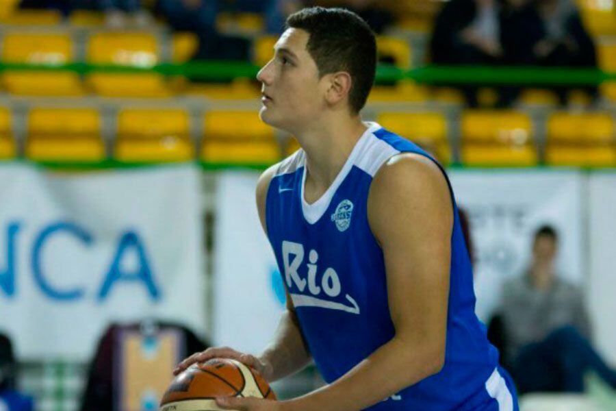 Kevin Rubio sigue guiando al Ourense - La Tercera
