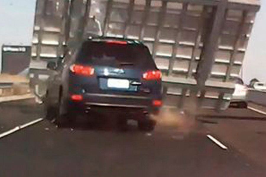 Momento en que auto queda aplastado tras desprenderse cartel en plena ...