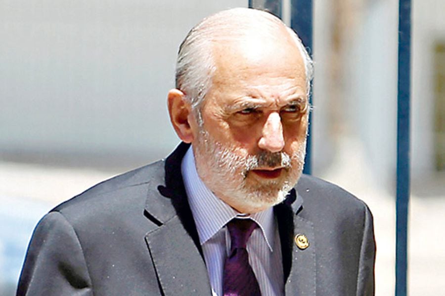 Abbott abre investigación penal por filtración en caso Penta - La Tercera