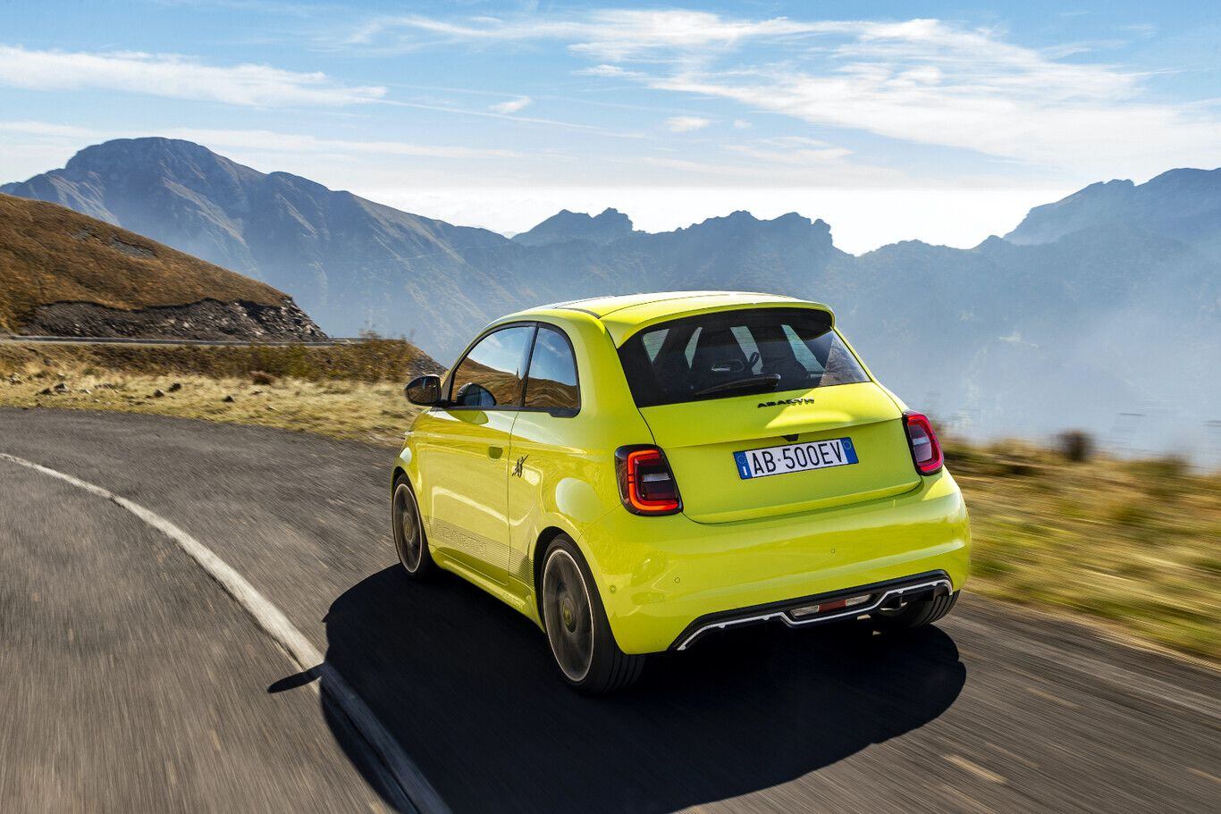 Abarth 500e: el primer eléctrico del Escorpión - La Tercera