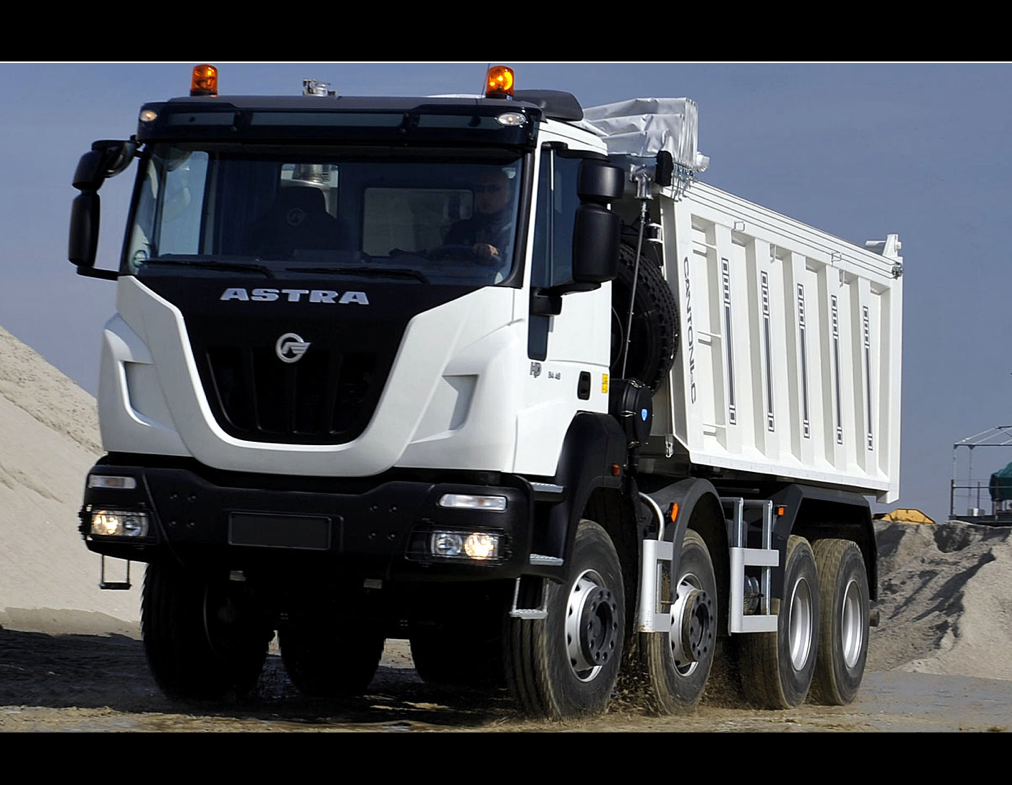 Los camiones ultrapesados Astra aterrizan en Chile - La Tercera