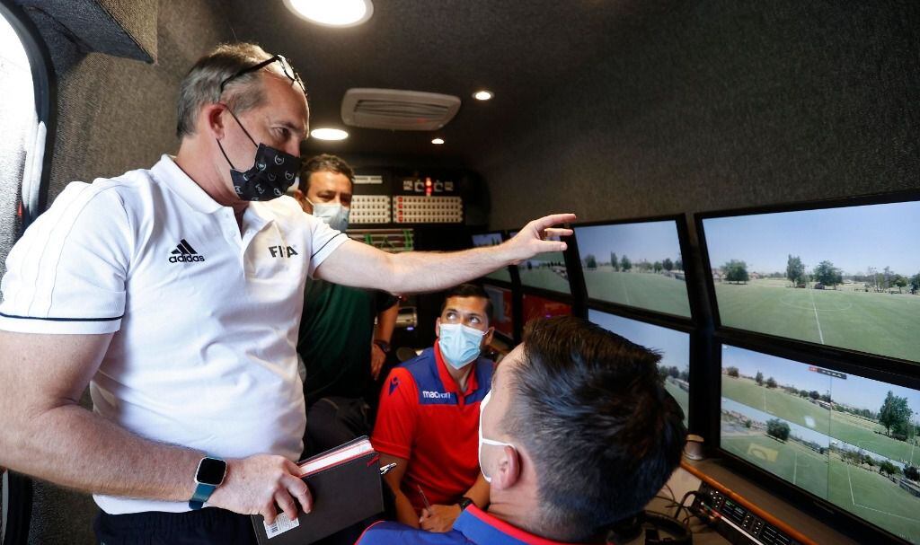 Con un árbitro de la FIFA tomando nota: Castrilli certifica y capacita ...