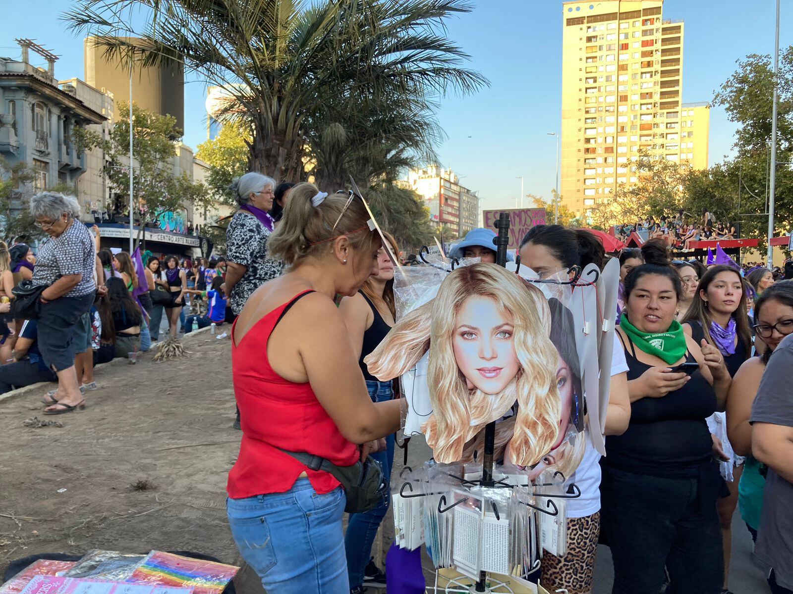 Shakira fue el ícono pop que dominó la marcha del 8M - La Tercera
