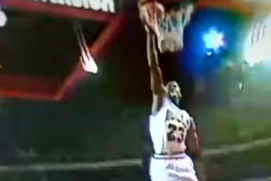 Las mejores jugadas de Michael Jordan, que hoy cumple 54 años - La Tercera