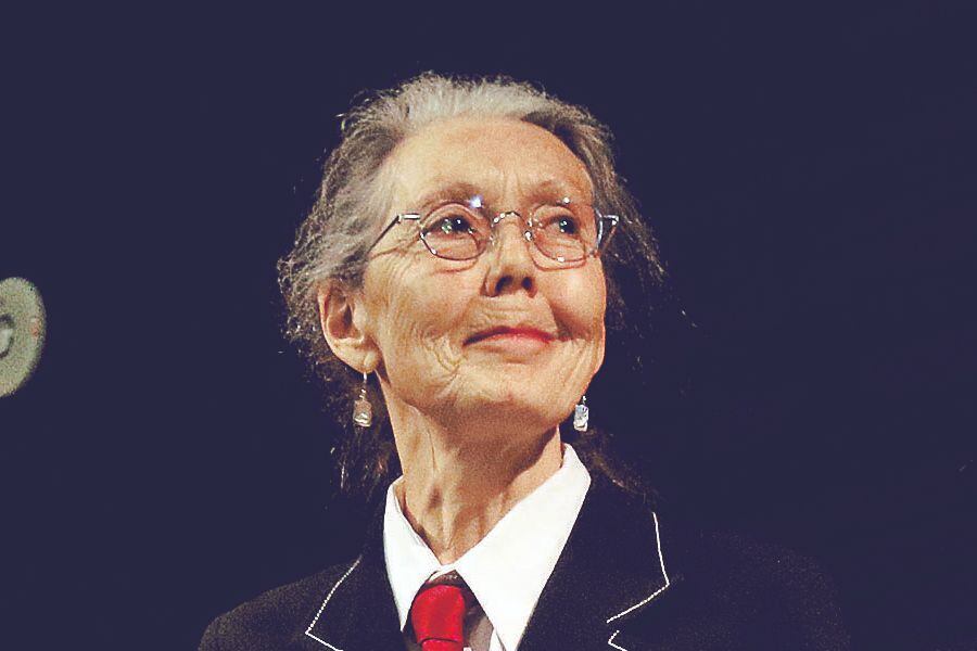 Anne Carson: "Tenemos suerte de no saber más de Platón" - La Tercera