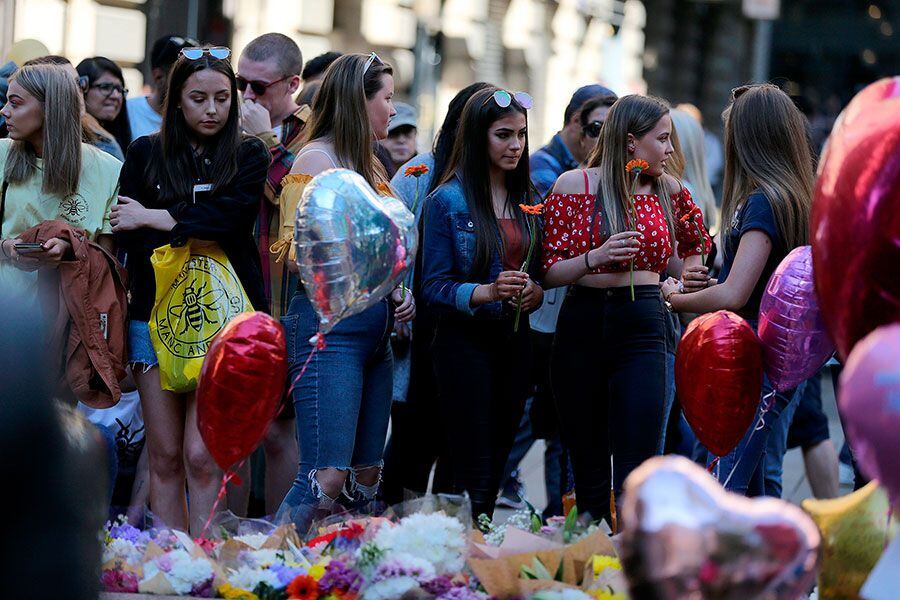 Reino Unido Recuerda A Las Víctimas Del Atentado En Manchester Arena