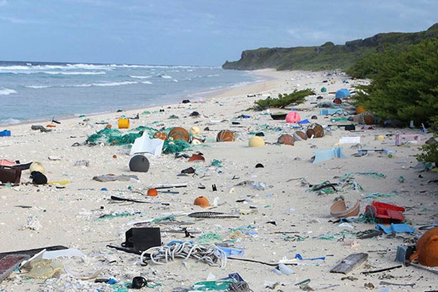 Millones de desechos plásticos se amontonan en una isla del Pacífico ...