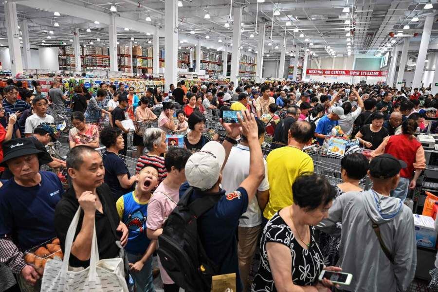 ¿Cuál guerra comercial? El primer Costco de China atrae multitudes de ...