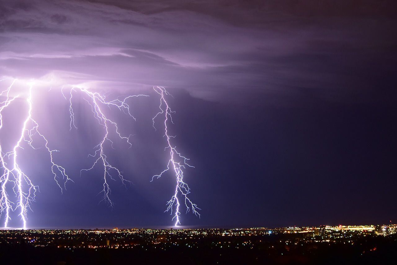 Fotografían rayo cayendo a 370 km por segundo sobre un edificio - La ...
