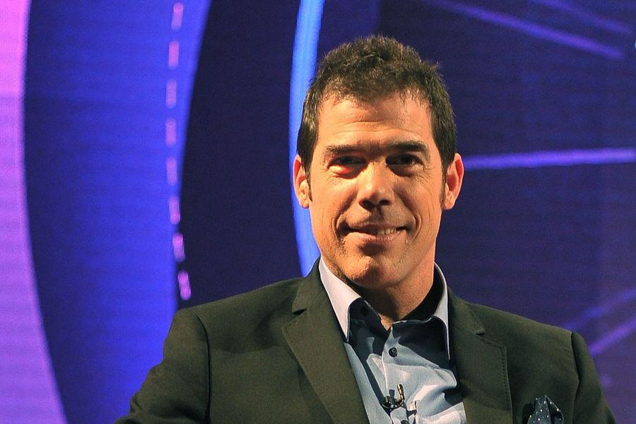 TVN confirma a Álvaro Escobar como conductor del nuevo "Rojo" - La Tercera
