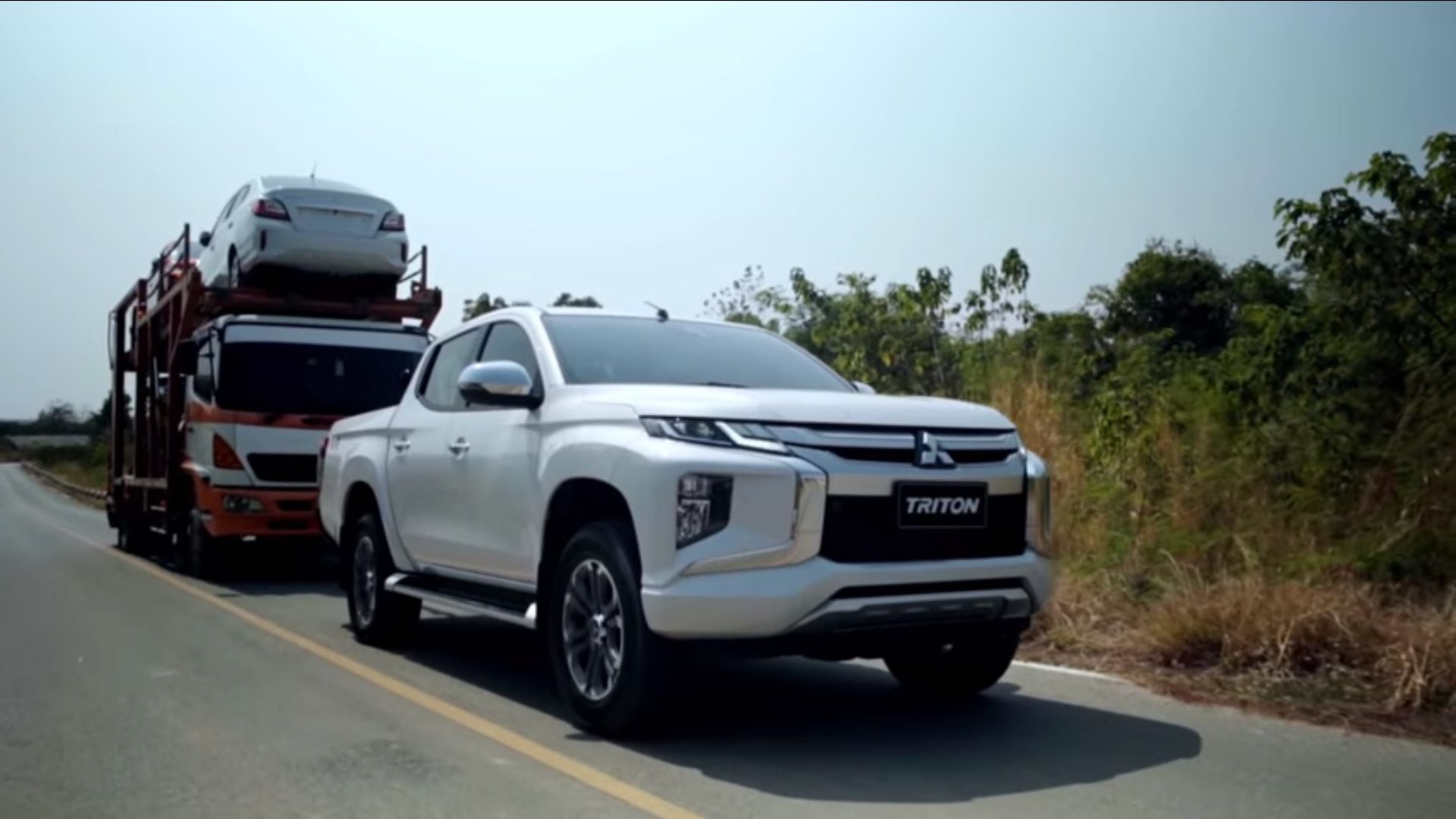 La Mitsubishi L200 muestra su poder remolcando un camión cargado de ...