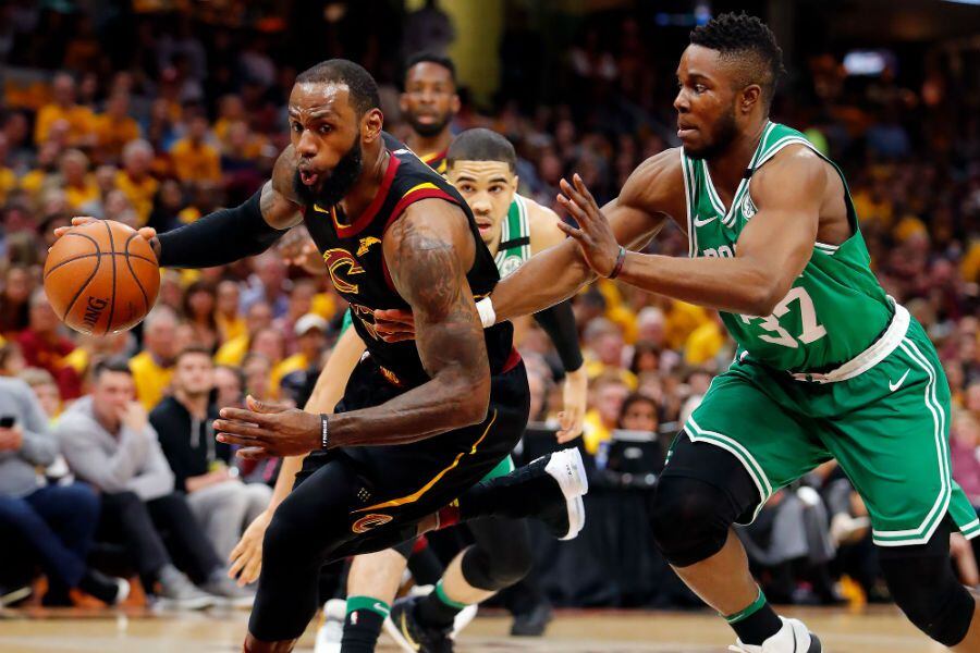 James y Cavaliers se exhiben ante Celtics y logran primer triunfo - La Tercera