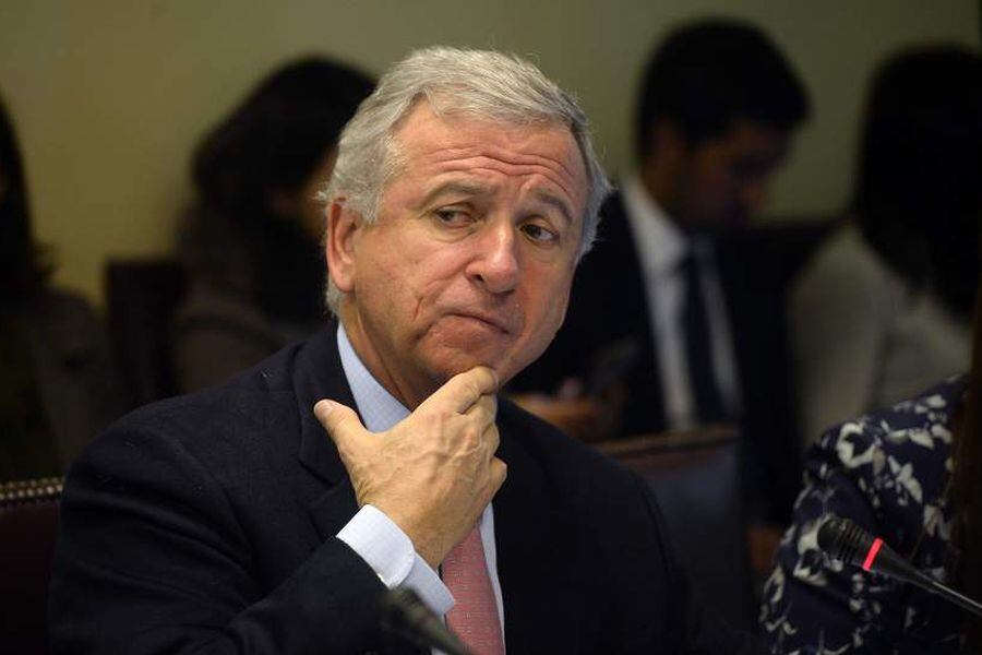 Justicia sobresee a ministro Felipe Larraín por viaje a Harvard con ...