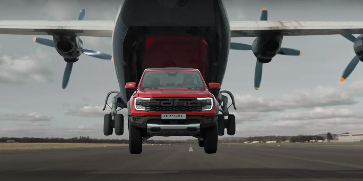 Mira como Ford lanzó una Ranger Raptor desde un avión en movimiento ...