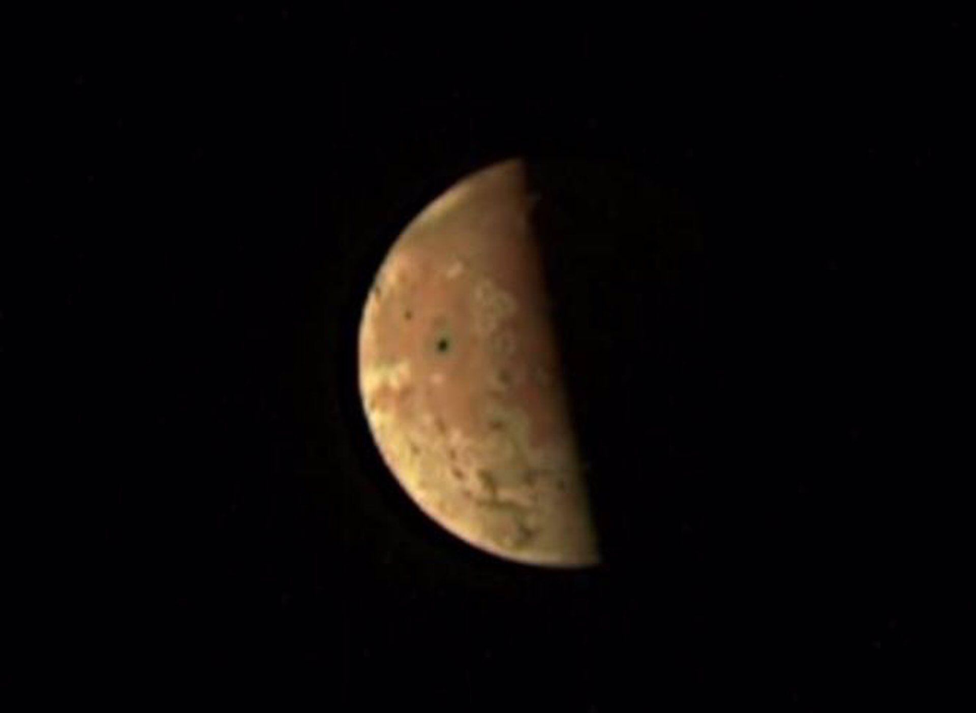 Nave De La Nasa Capta Su Primera Imagen De Una De Las Lunas Más