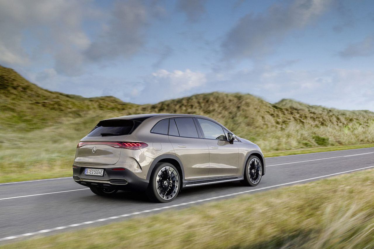 Mercedes-Benz EQE SUV llega hasta los 590 kilómetros de autonomía - La Tercera