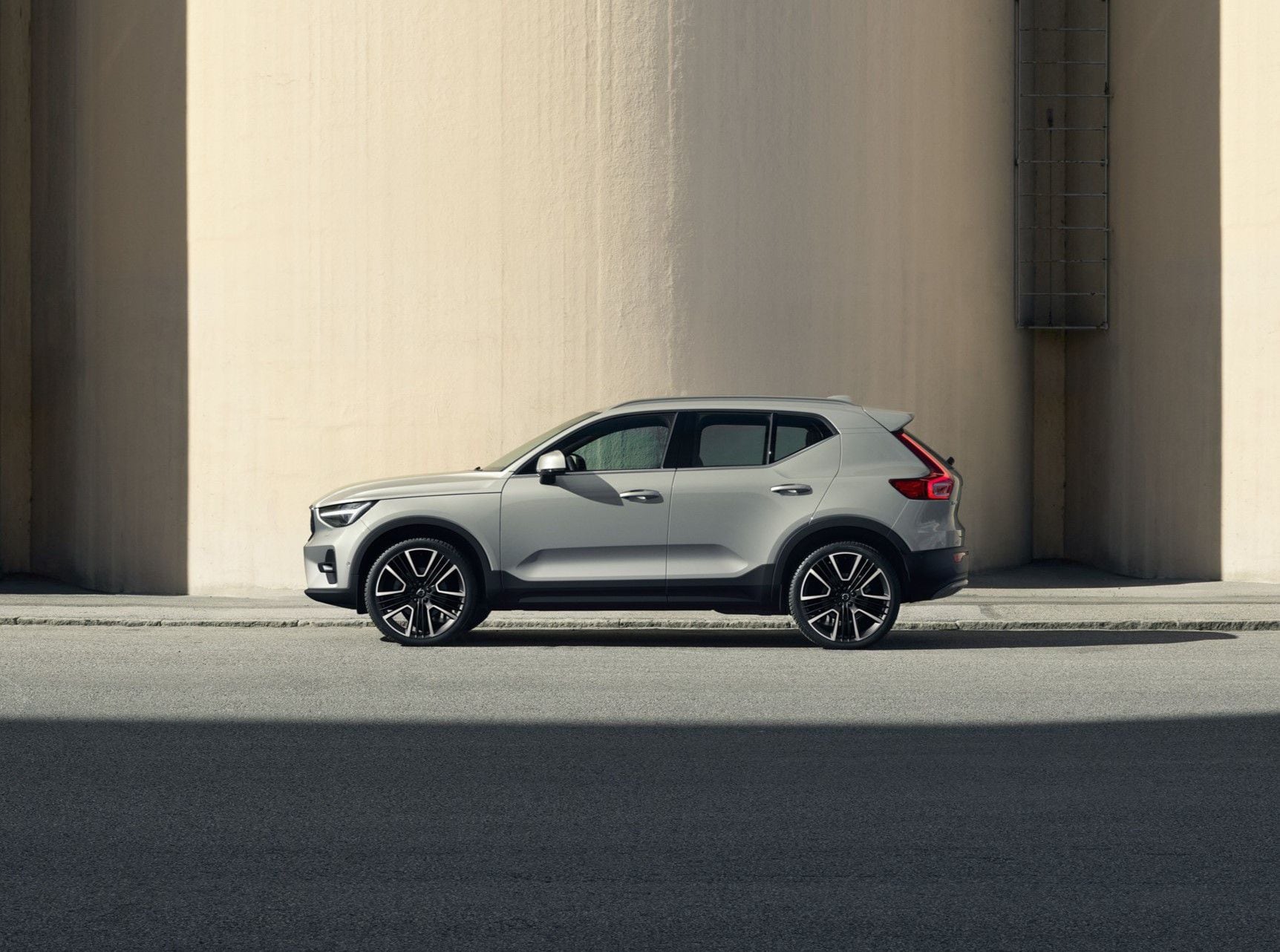 El Volvo XC40 se renueva y ahora todas sus versiones están electrificadas - La Tercera