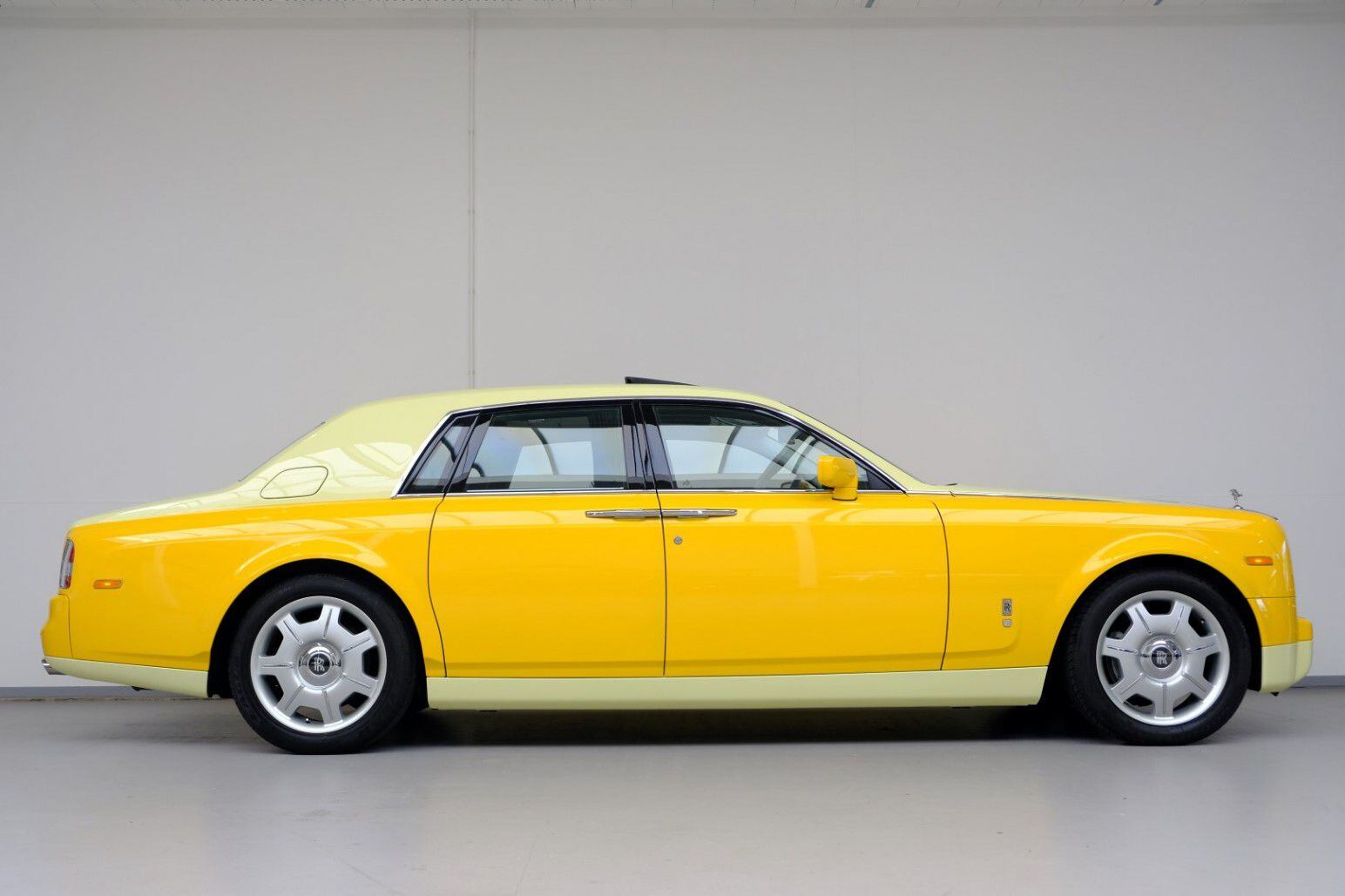 Conoce la historia de un Rolls-Royce Phantom color amarillo con solo ...