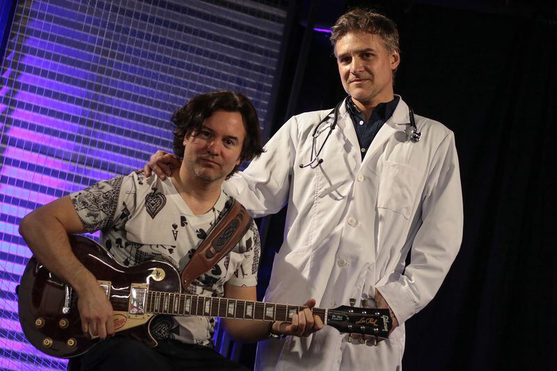 Este es un doctor que les canta a los enfermos - La Tercera