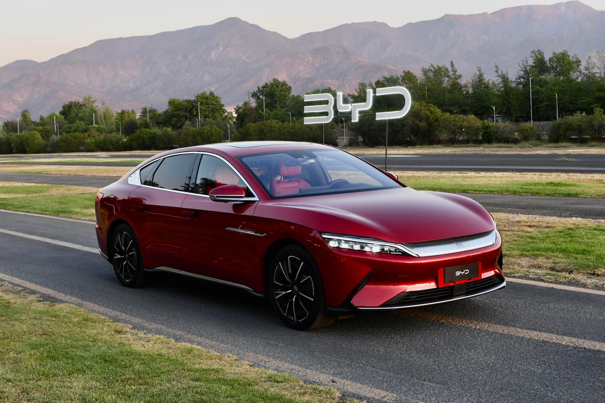 BYD regresa a Chile con una gama de cinco autos eléctricos e híbridos - La Tercera