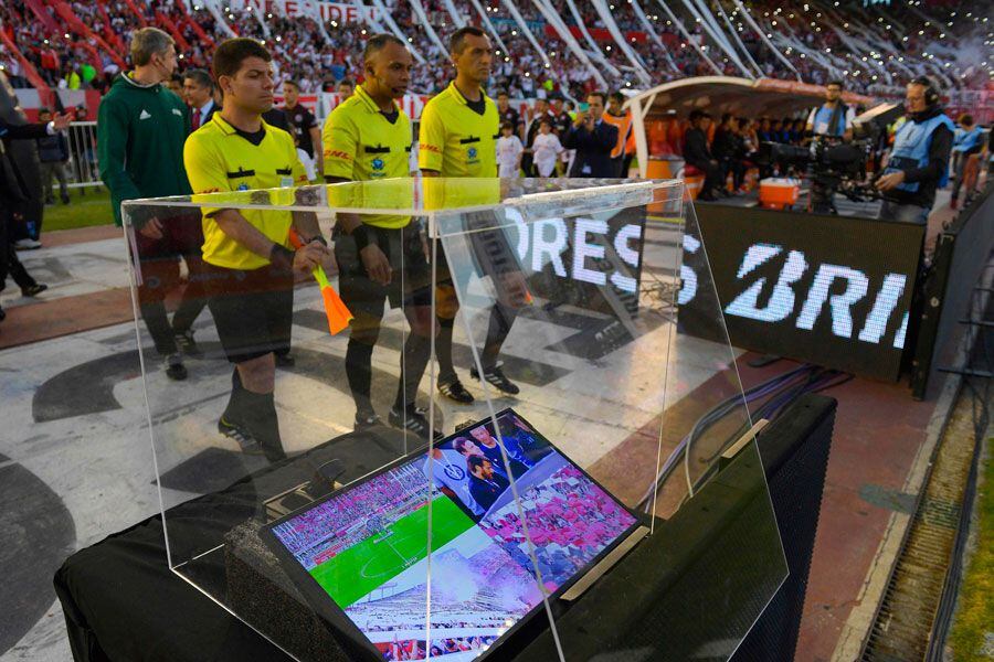 IFAB aprueba el VAR y ya puede ser usado en el Mundial - La Tercera